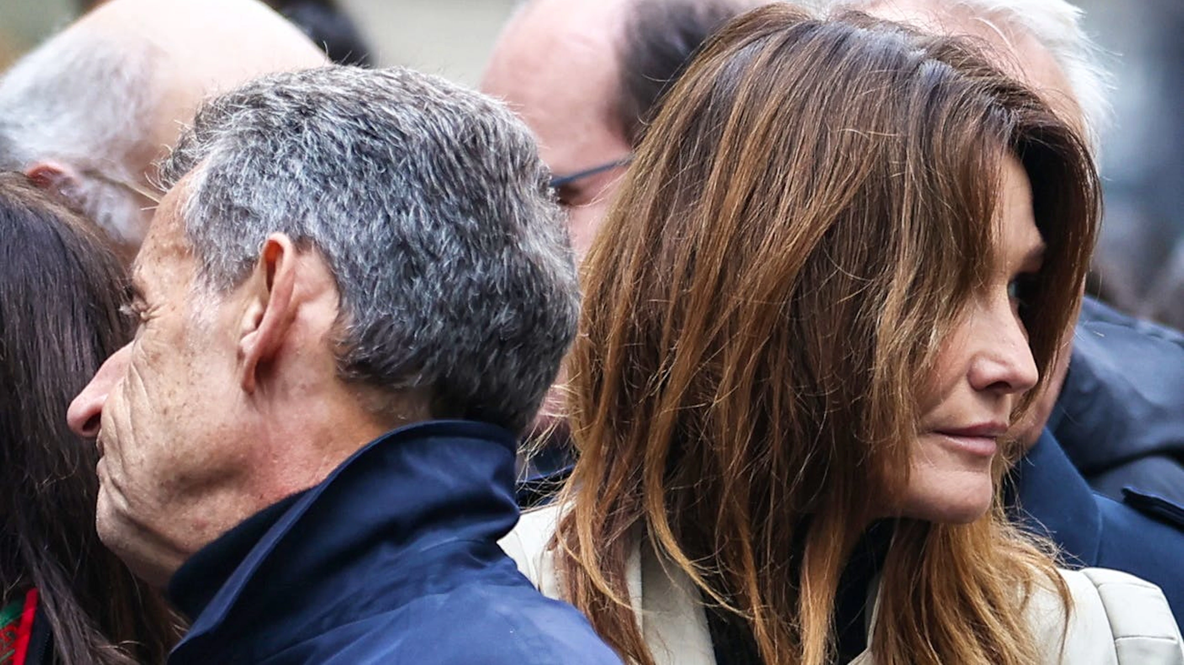 «Pas une ligne occulte» - Carla Bruni-Sarkozy fait volte-face