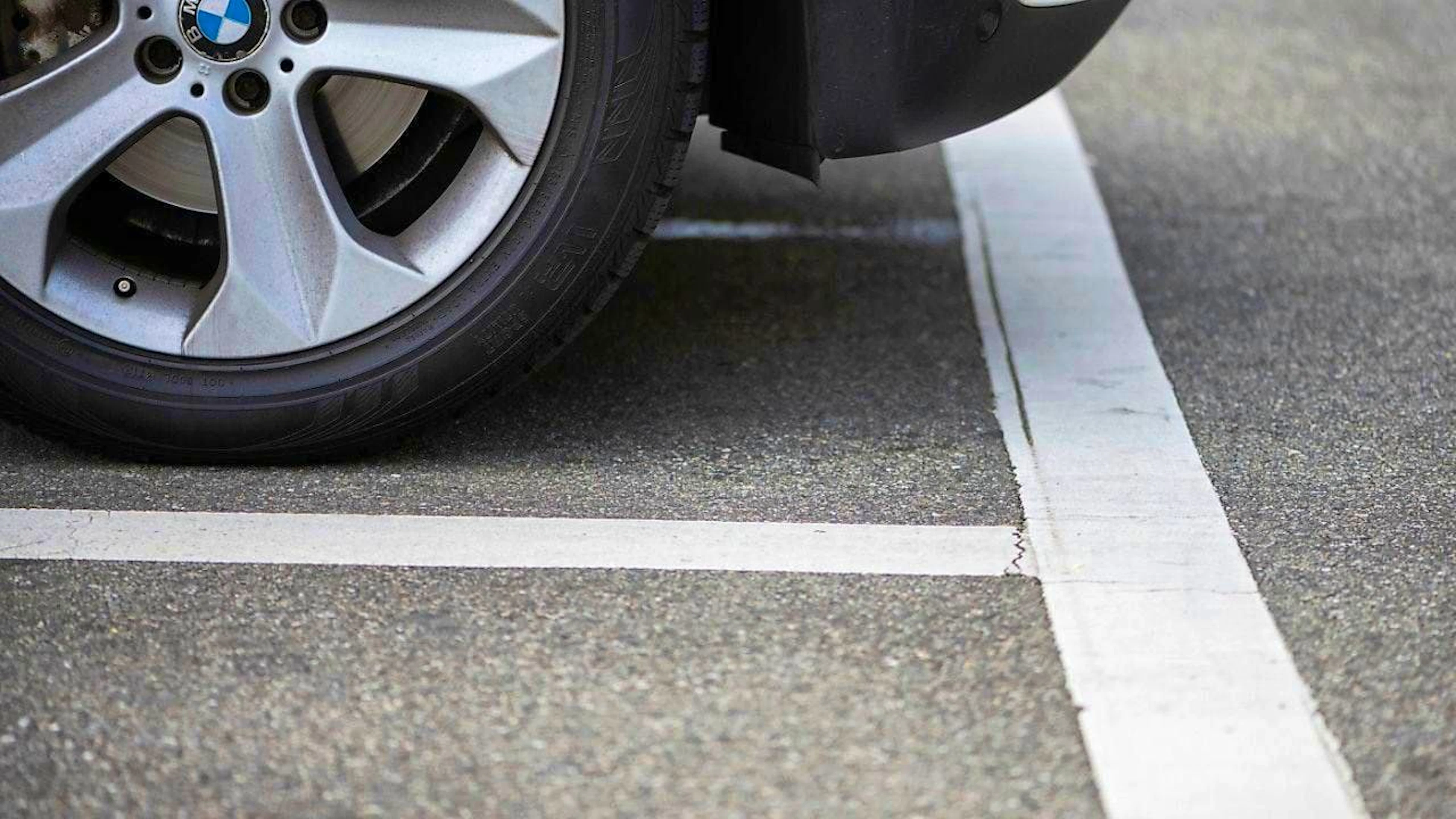 Woman only pays for parking after 5 minutes - 2100 franc fine