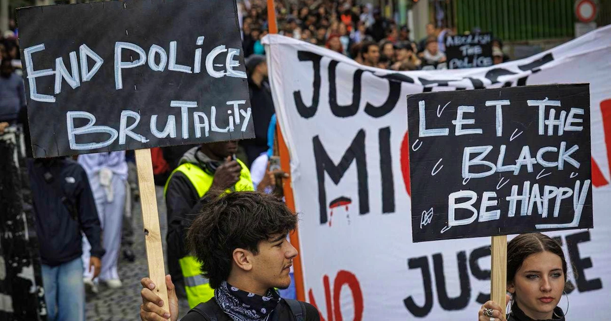 Thousands of people demonstrate against "police violence"