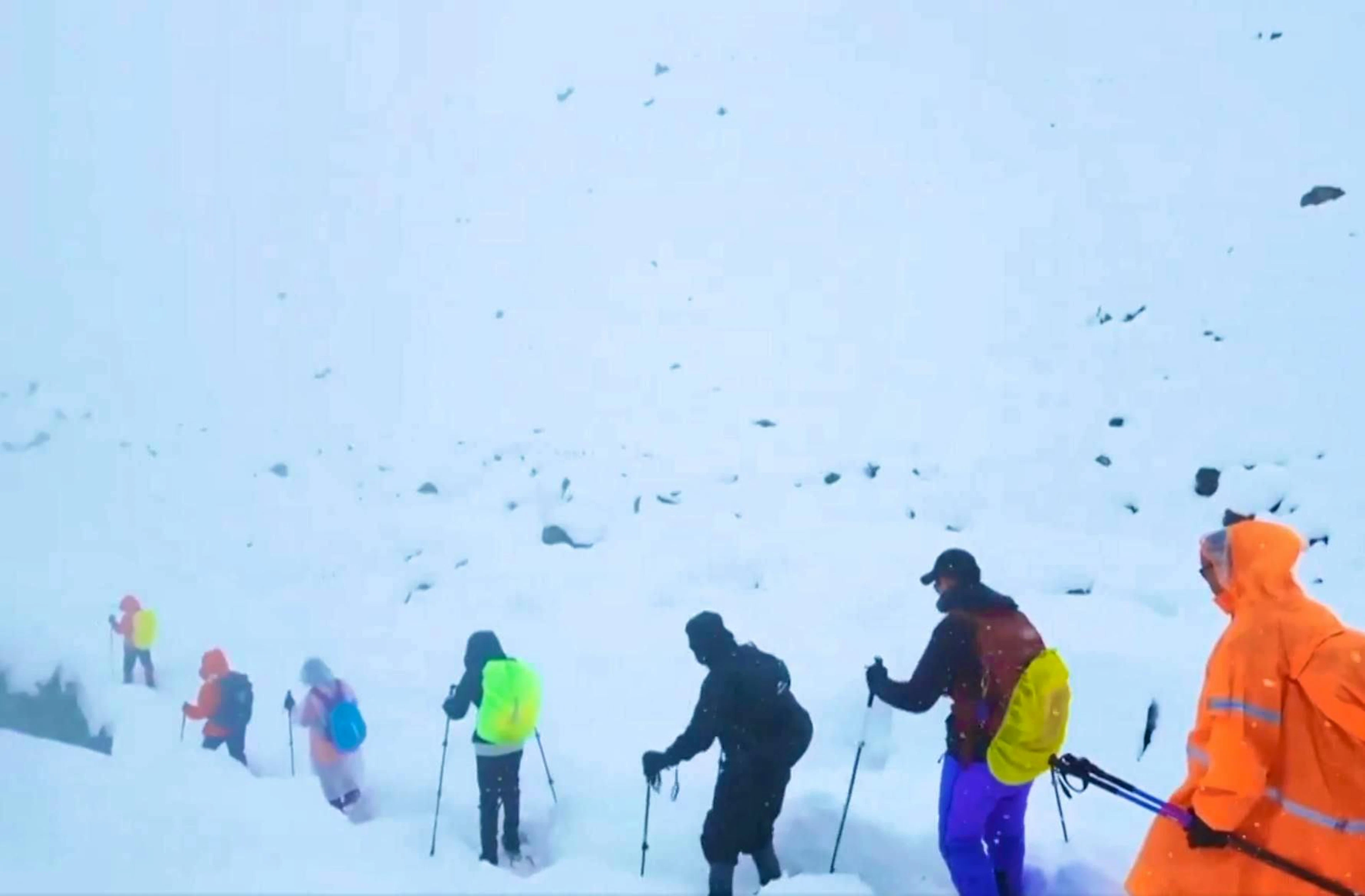 First dead after snow drama on Mount Everest - hundreds still trapped
