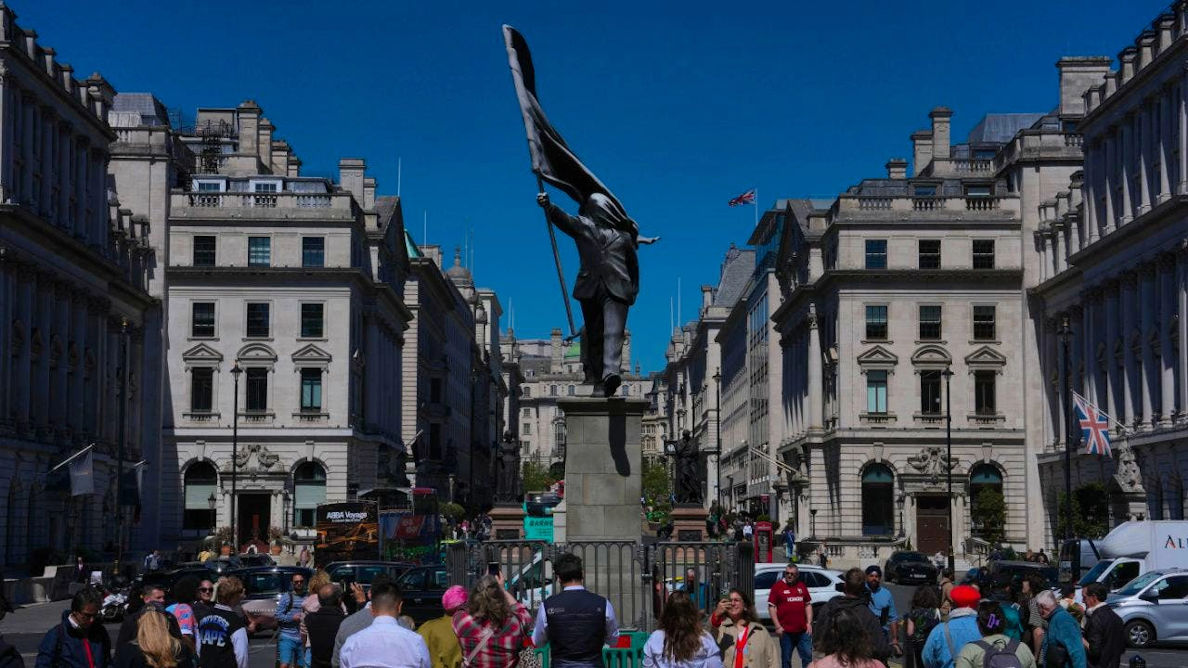 Une statue apparait à Londres, avec le nom de Banksy sur le socle