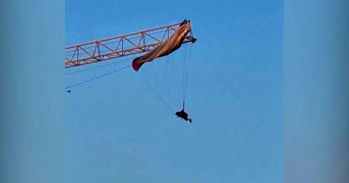Parapendista resta incastrato su una gru da cantiere